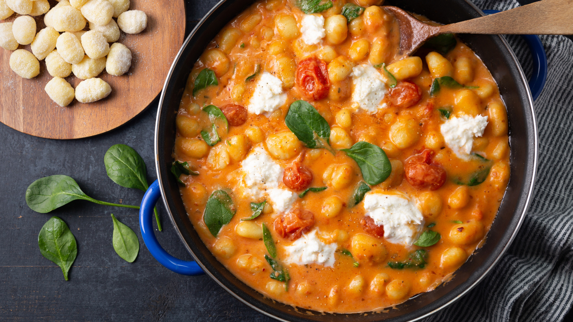 Cremige One‑Pot‑Gnocchi mit Tomate, Mozzarella & Basilikum - gofeminin
